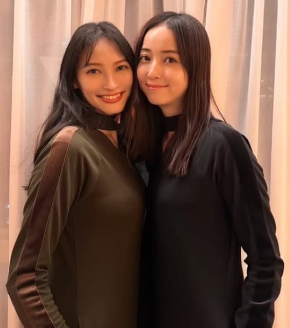 女優 大政絢 佐々木希との2ショットを披露！可愛すぎると話題に！ | 話題の投稿 - MAGMOE