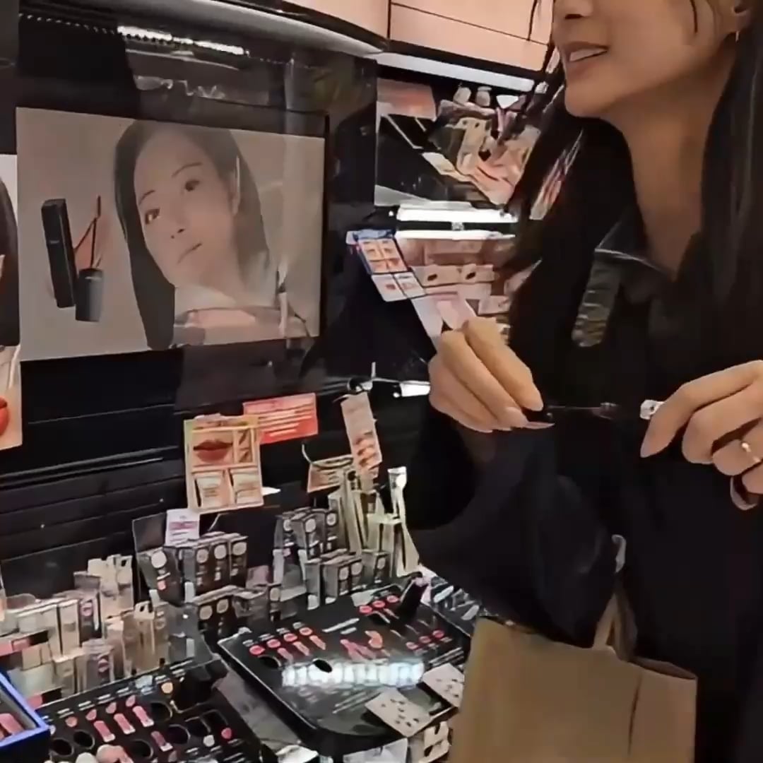 Visée muse Tzuyu posing in front of Visée products - MAGMOE