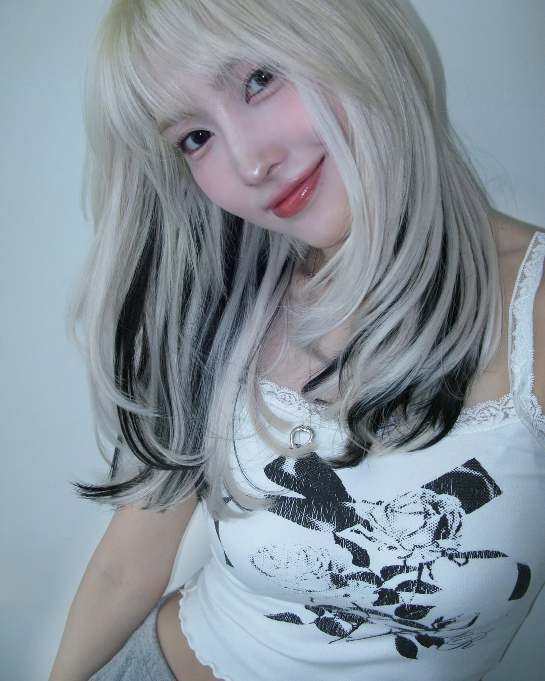 241221 Momo Instagram Update - MAGMOE