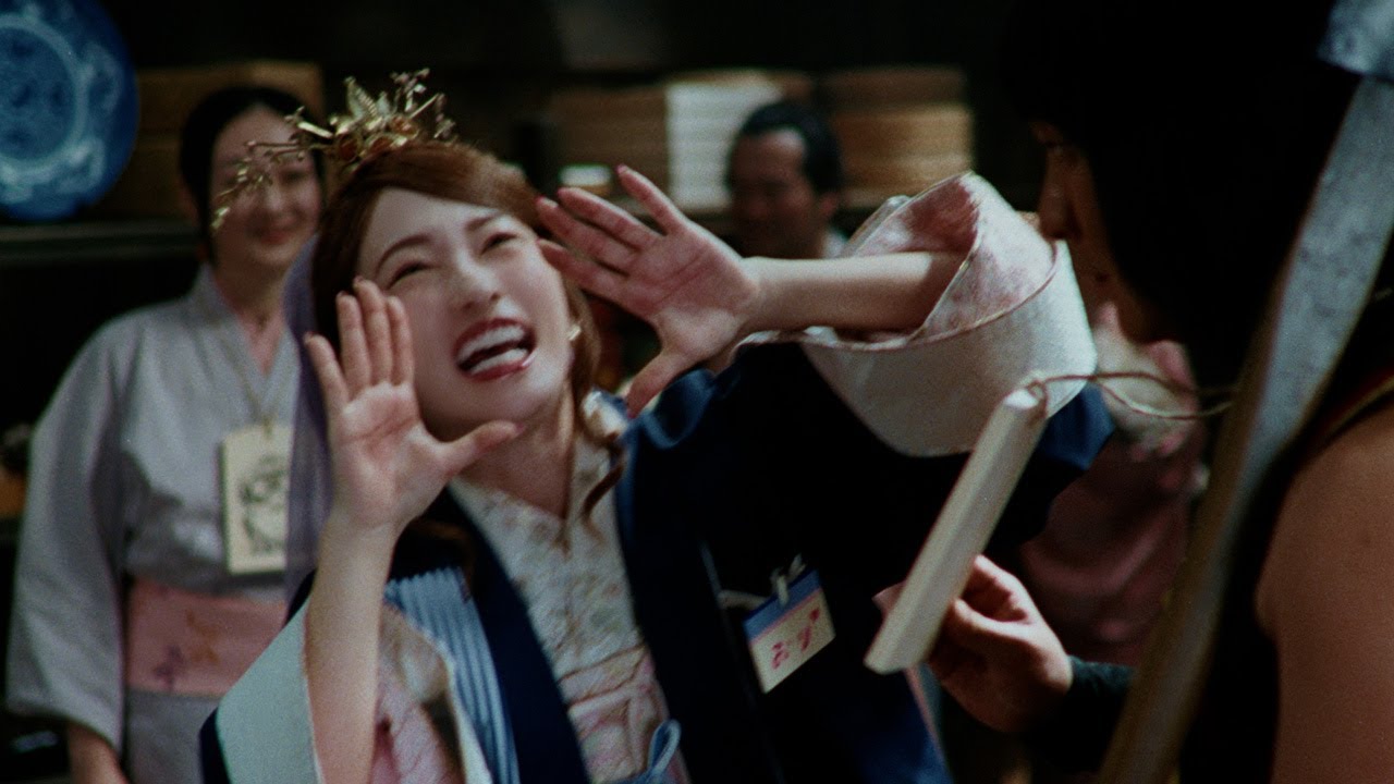 川栄李奈、三太郎CMで「ろう村の便利な店」店員に！au×ローソンのコラボCM「アゲアゲの店」編が公開 - MAGMOE