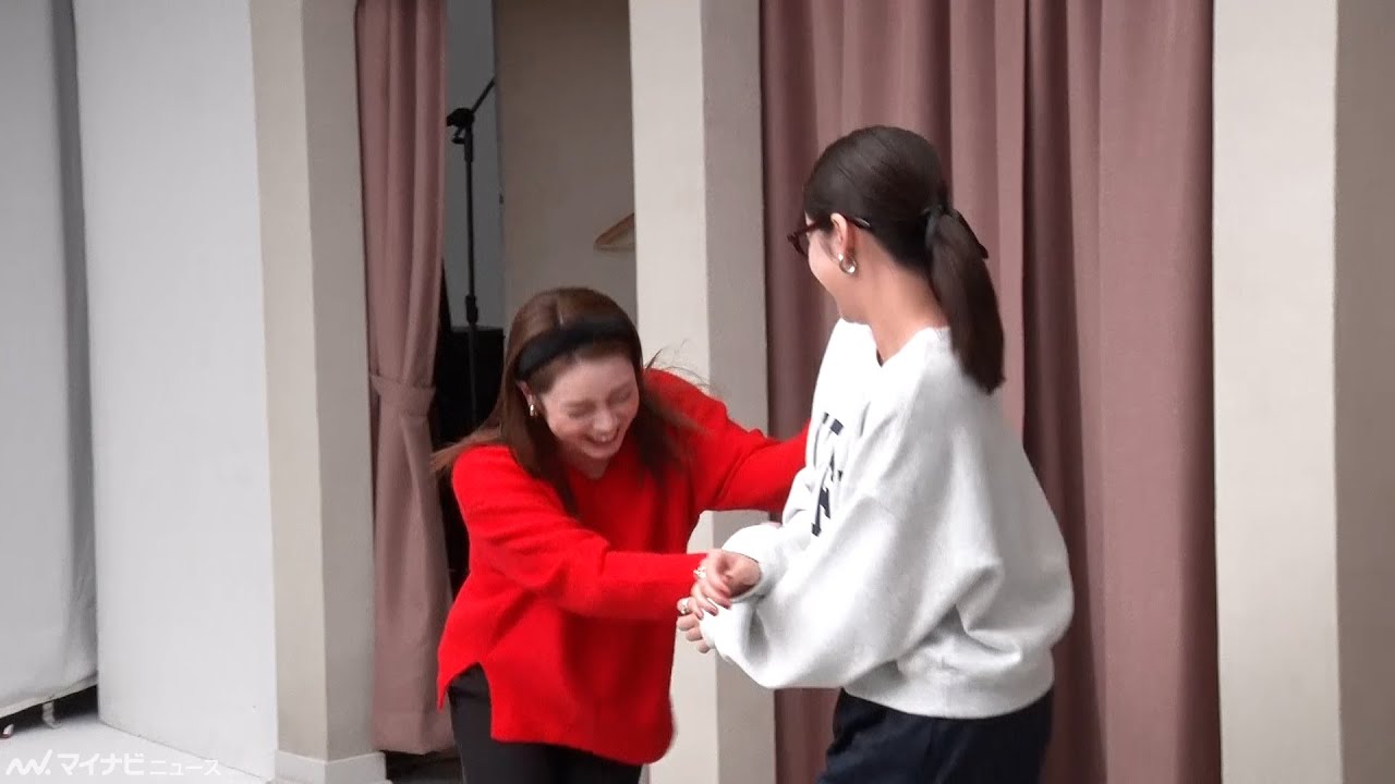 平愛梨、自分のアドリブ演技に爆笑！？ 平祐奈「怖いんだけど(笑)！」 「coca」新CM 「coca、⾏こっか」篇メイキング - MAGMOE