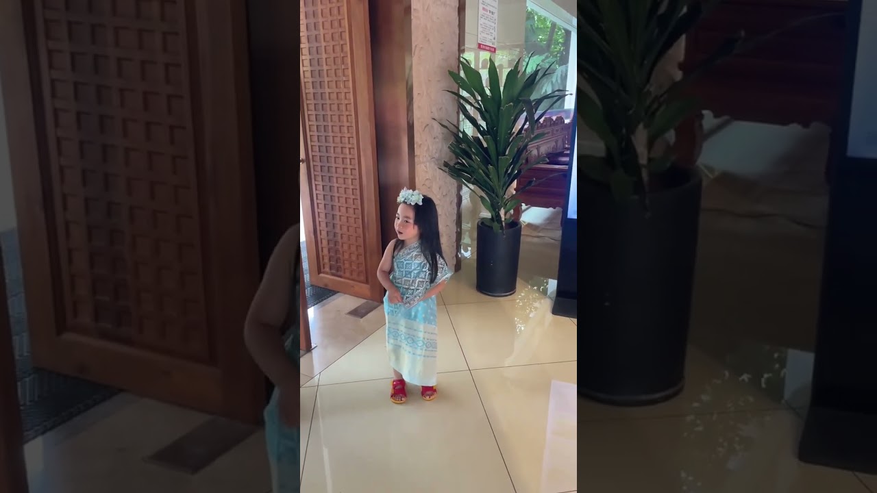 她好像更像那个小野人或者是夏威夷的#骗你生女儿 #人类幼崽 #西双版纳 #西双版纳星光夜市 She seems more like that little wild man or the ...