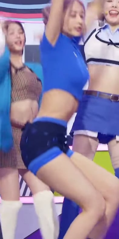 Lead dancer Chou Tzuyu looking amazing as always 💘 - MAGMOE