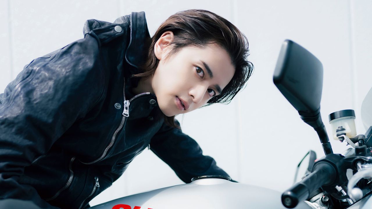 俳優・飯島寛騎の「あの“絶版旧車”に乗りたい！」──Vol.14 スズキ GSX1100S KATANA | GQ JAPAN - MAGMOE