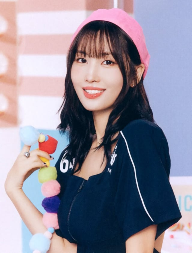 Momo Season's Greetings 2025 - MAGMOE