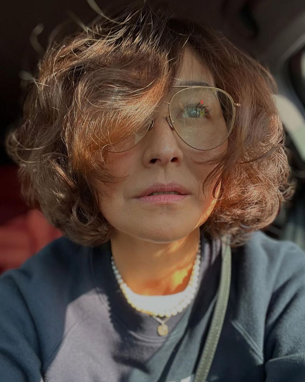 「器の大きさを感じる」55歳人気タレント、大胆すぎるイメチェンに反響続々「美人だから成立する髪型」「寝起きかと」本人は行きつけ魚屋で気づかれず… - 西日本新聞me - MAGMOE