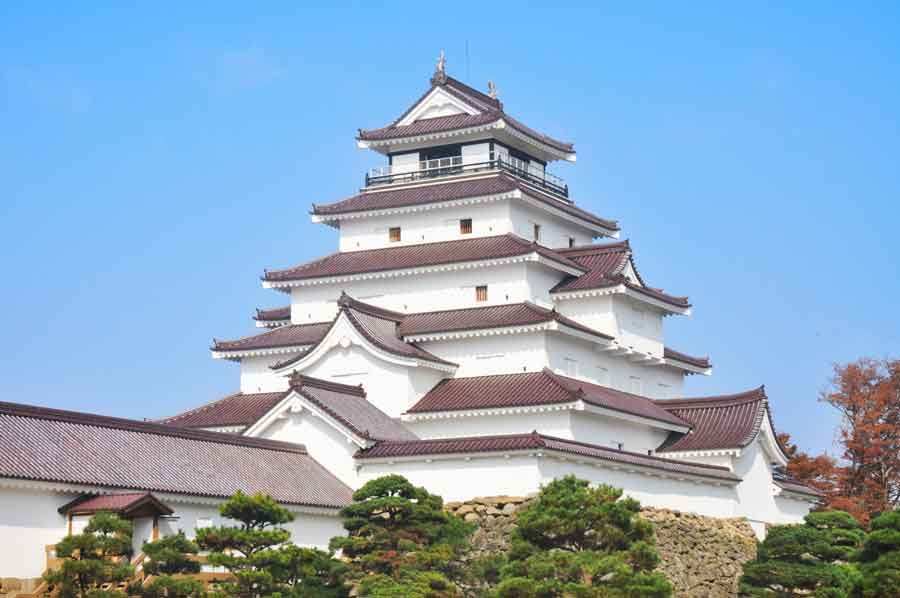 「大寒波で雪化粧した鶴ヶ城がやばい」 城の下にはポツンと侍の姿…幻想的な光景が話題に | Hint-Pot - (2) - MAGMOE