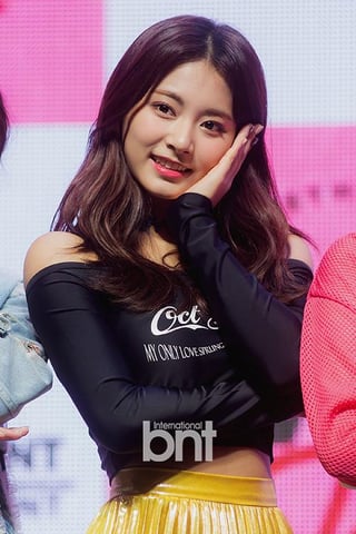 180409 Even in an industry full of visuals, Tzuyu stands out. She is the most beautiful girl I ...