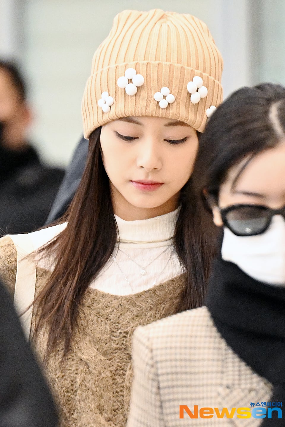 250223 Tzuyu back to S. korea - MAGMOE