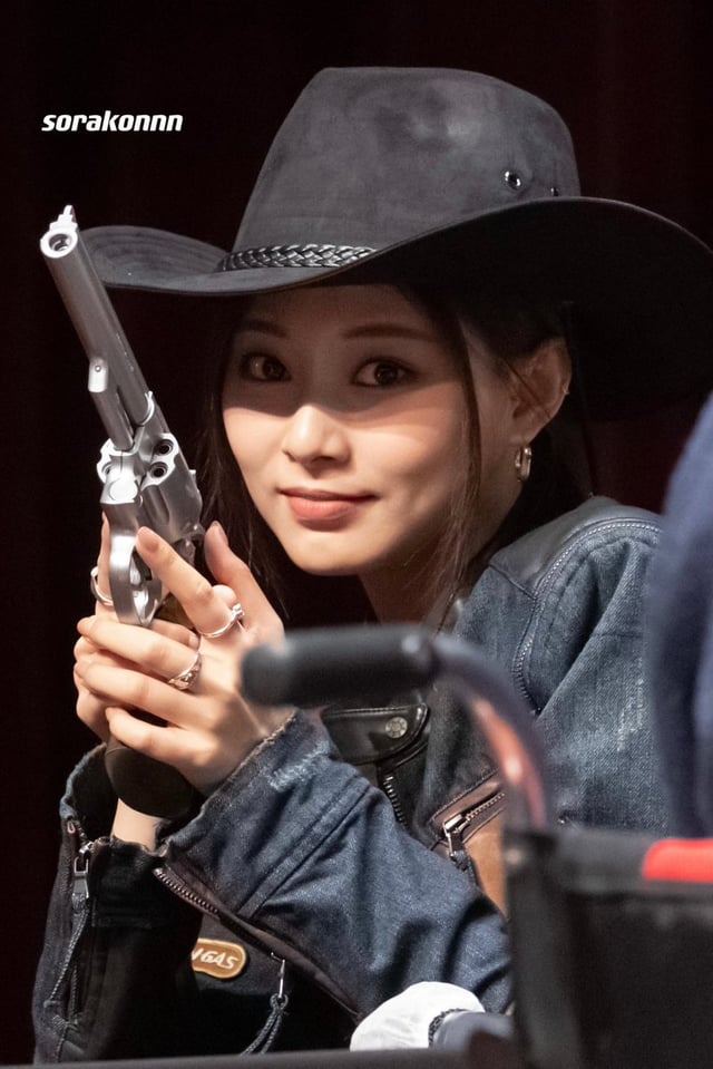 Gunslinger Tzuyu 🤠 - MAGMOE