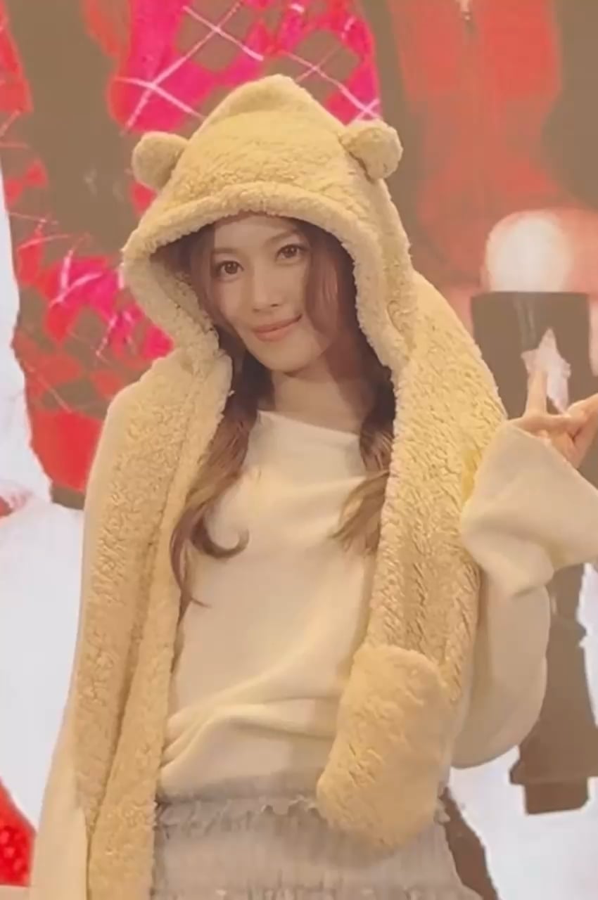 250222 - Sana posing with different accessories - MAGMOE