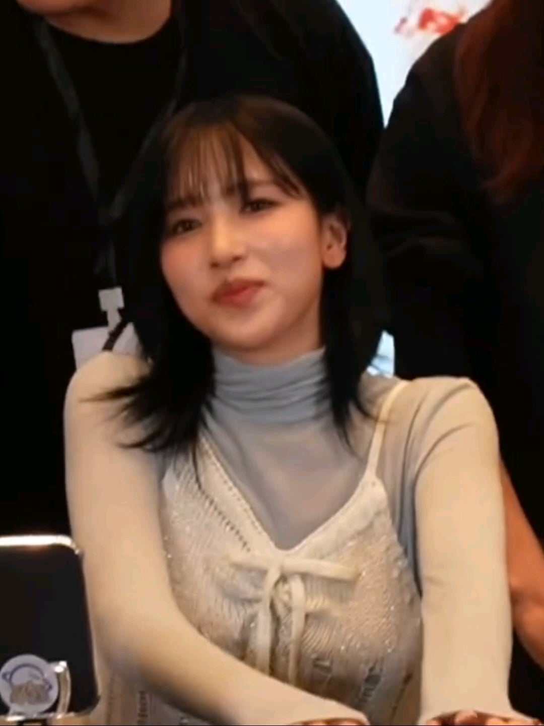 Mina sending kisses - MAGMOE