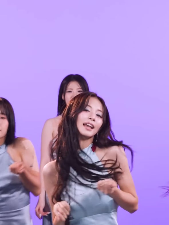 This is one of the most beautiful outfits Tzuyu has ever worn👗She is absolutely stunning 💙 - MAGMOE