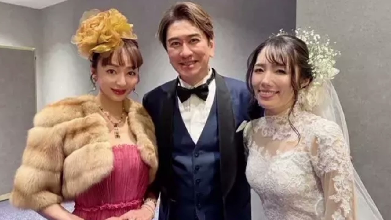 川崎麻世（62）、21歳年下妻と結婚式での2ショット披露「我々は幸せ者です」 - MAGMOE