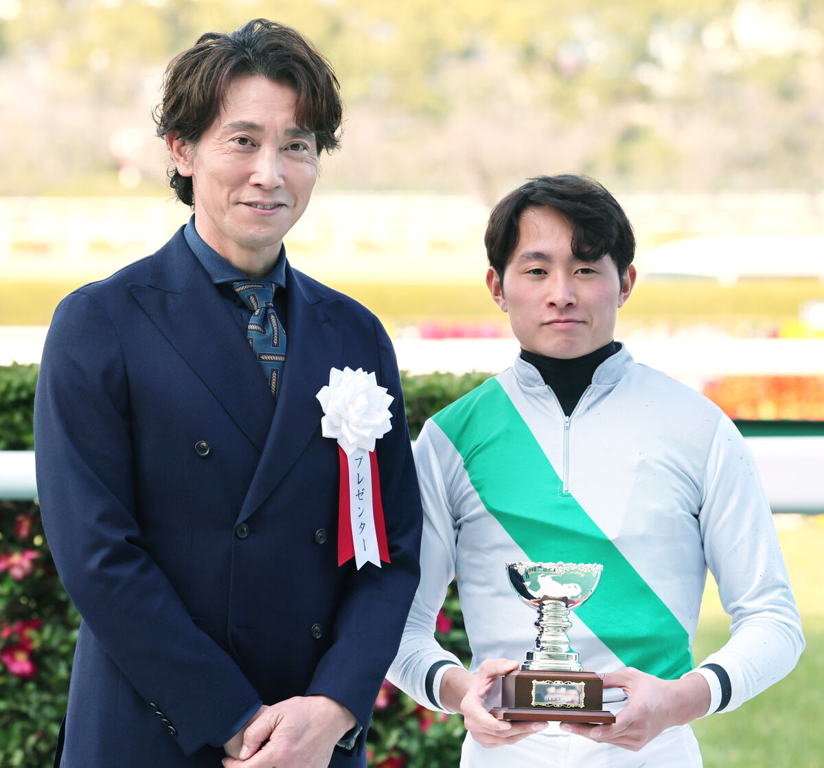 俳優の佐々木蔵之介が「シン・阪神競馬場」初日に来場 「この場所で生まれる名勝負を皆さまと共有できれば」 - UMATOKU | 馬トク - MAGMOE