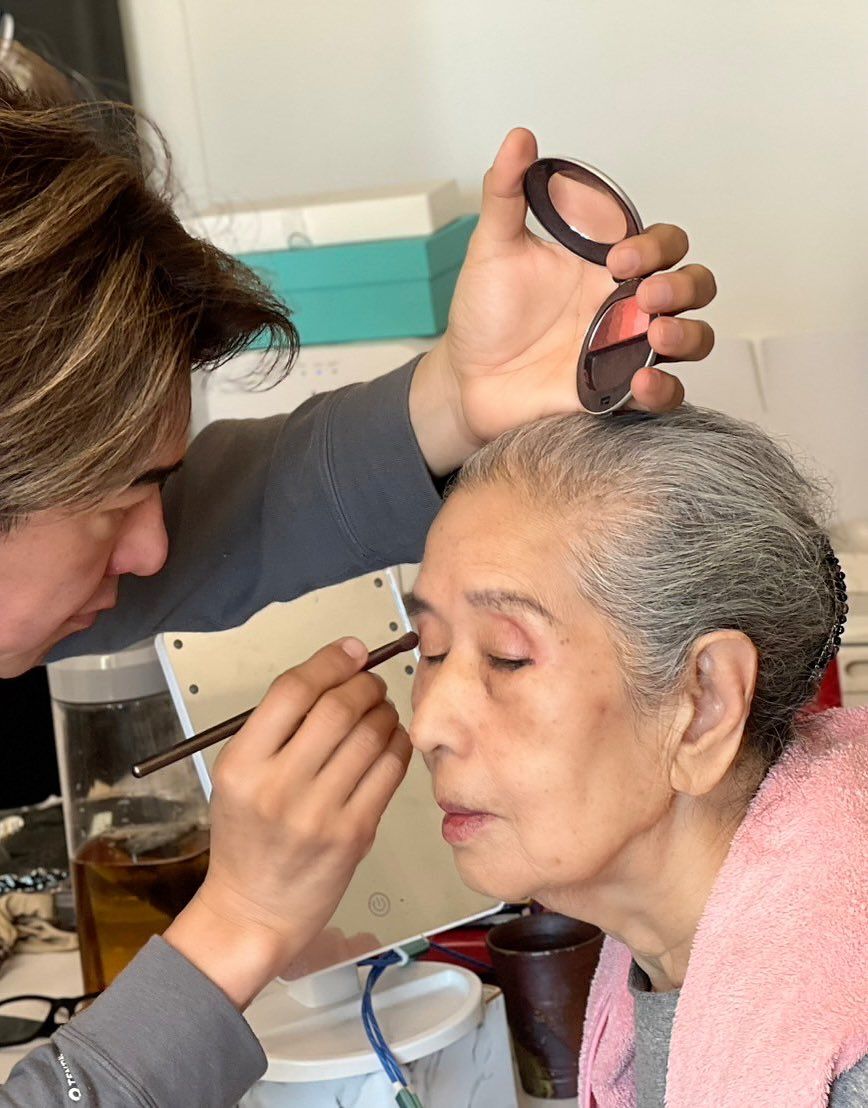 川﨑麻世、90歳の母に若返りメイク 「凄く綺麗！」「若返りは15歳どころではない」と反響 - 神戸新聞社 - MAGMOE