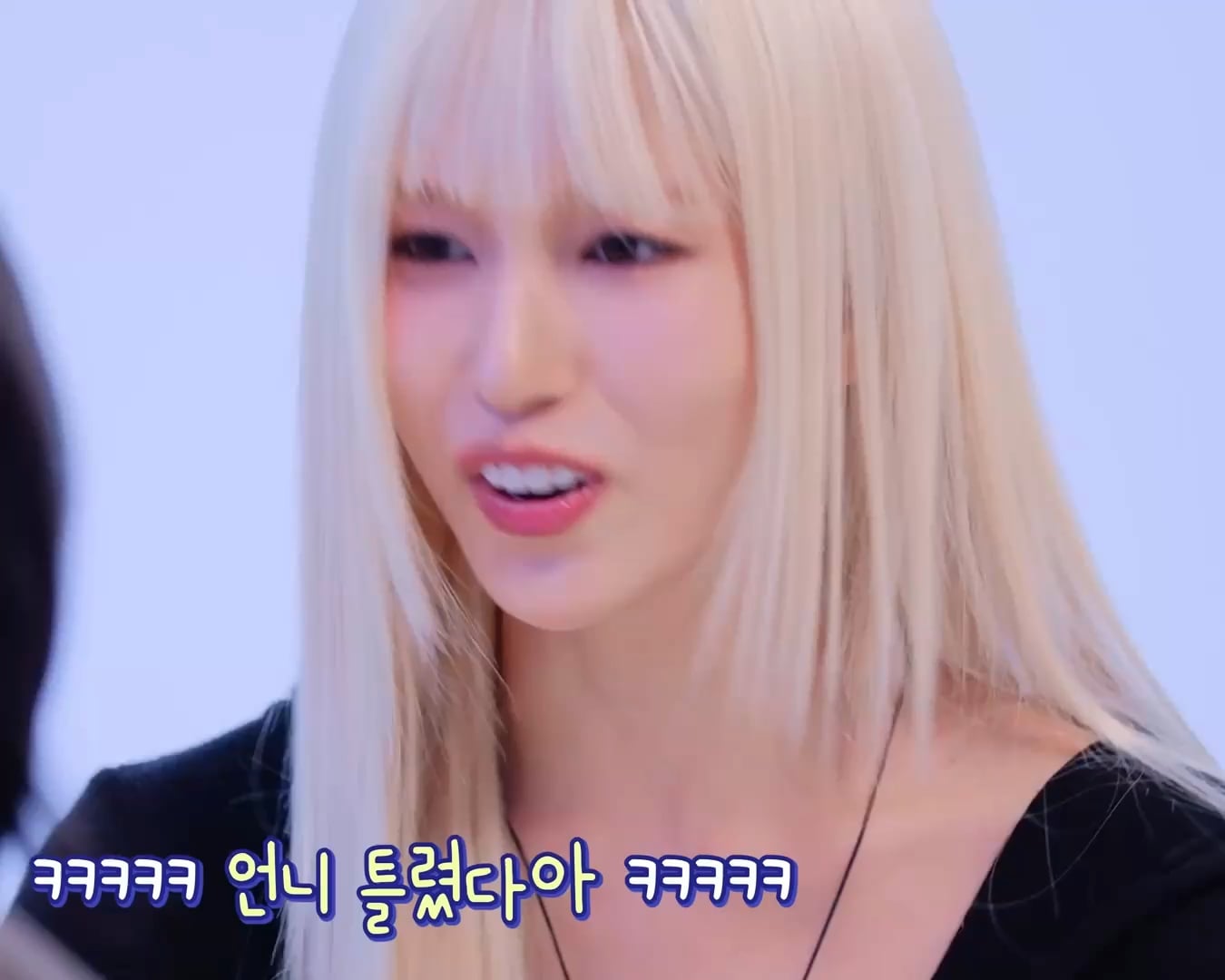 250307 - Mina's different expressions when she's playing - MAGMOE