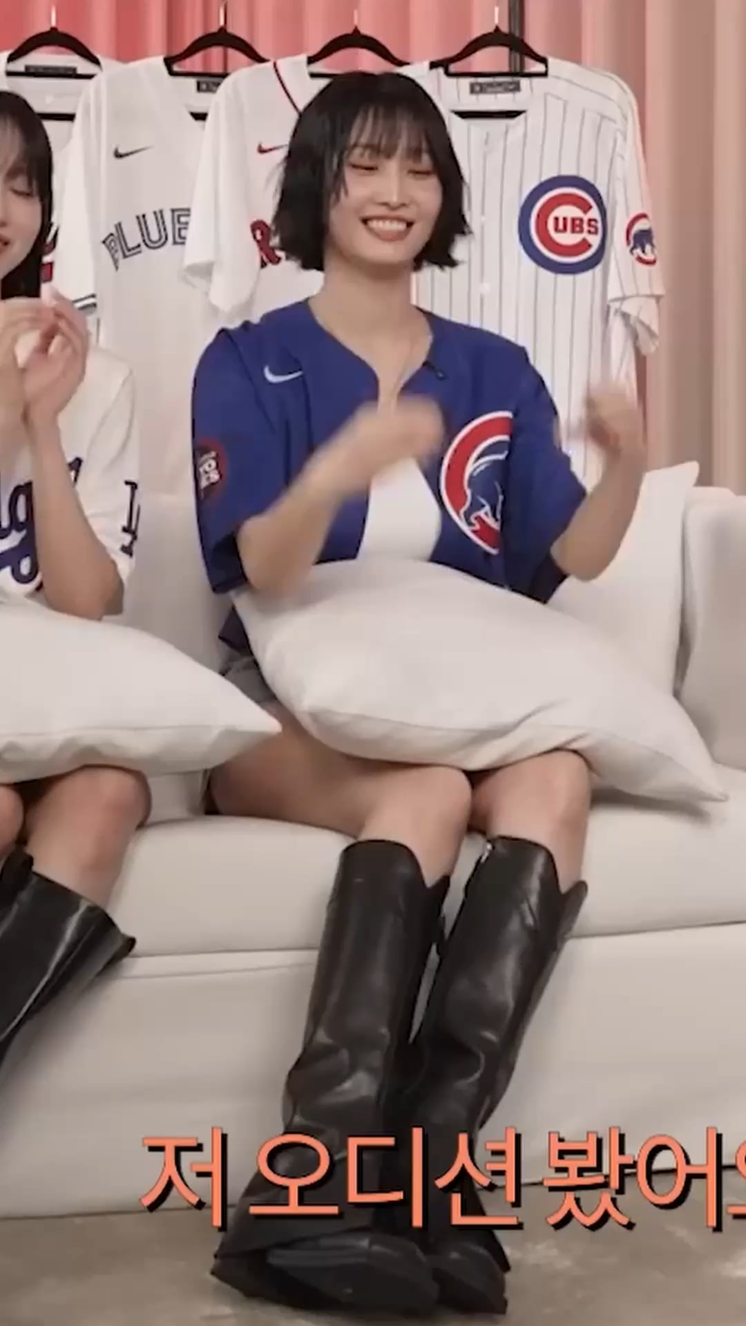 250326 - Momo making hearts aggressively - MAGMOE