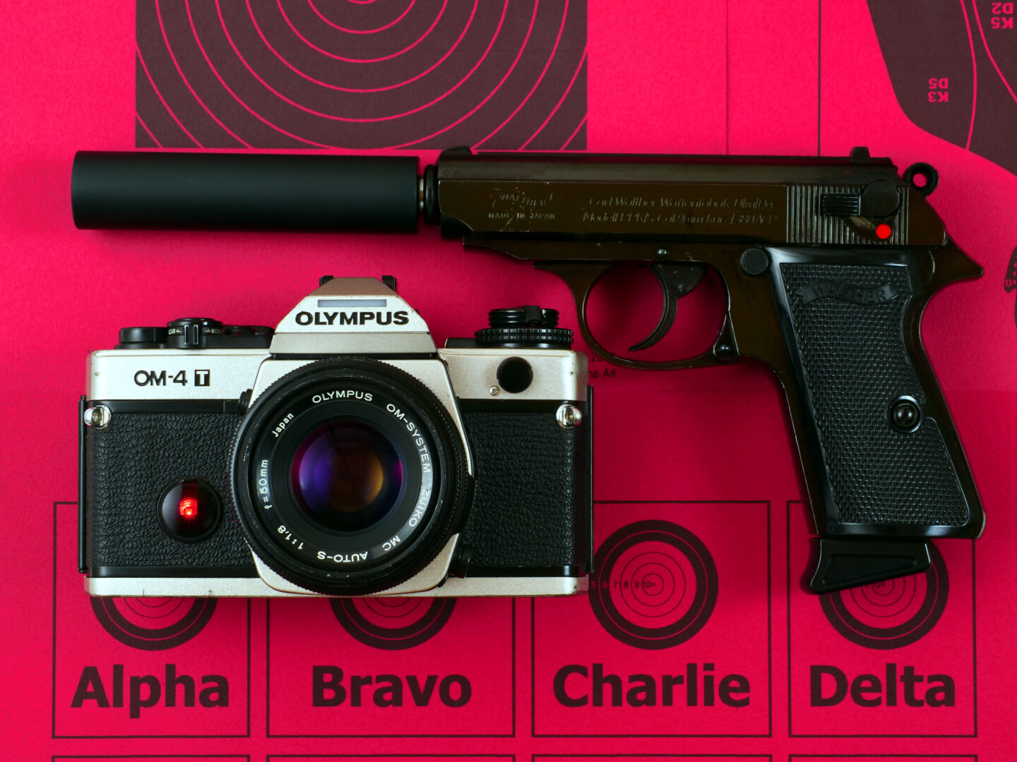 映画の中の、あのカメラ｜06 007/消されたライセンス(1989) オリンパス OM-4 Ti - MAGMOE