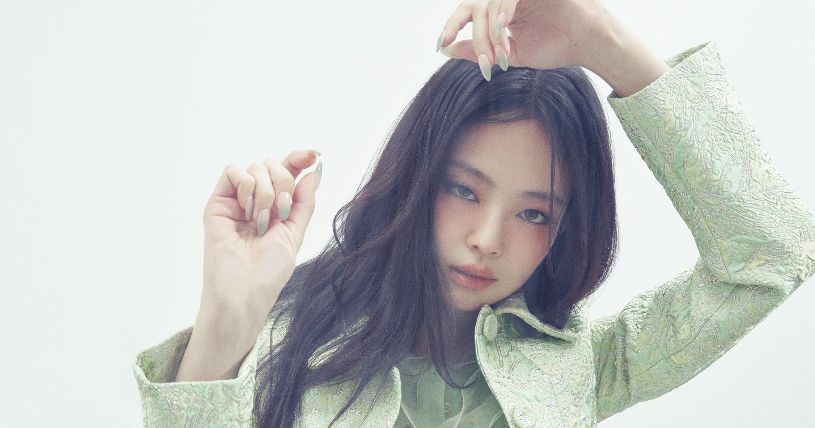 「タンバリンズ」の新作“ボタリ”のビジュアルにBLACKPINK ジェニー 日本発売は4月 - WWDJAPAN - MAGMOE