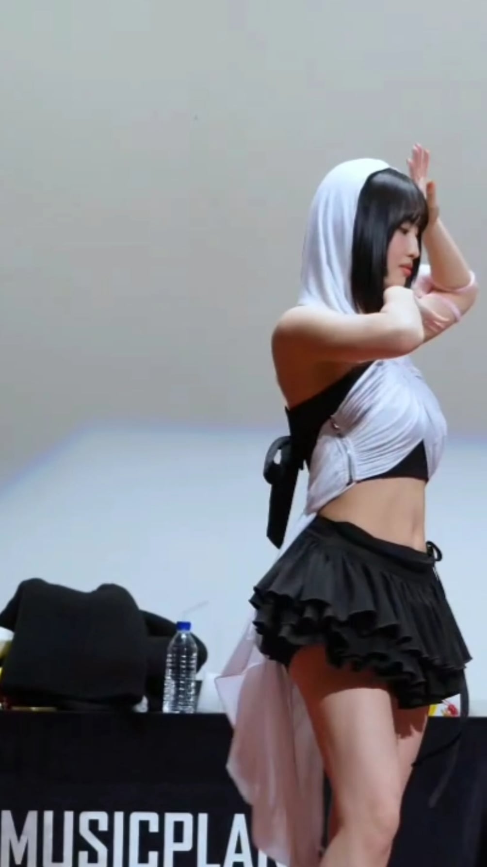 230402 Momo looking beautiful - MAGMOE