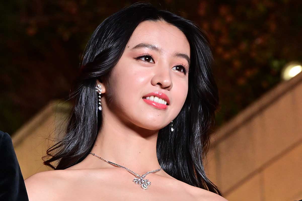 工藤静香の次女Koki,、「クセつよ店長役」のベテラン俳優と"笑顔"の2ショット披露 | ENCOUNT - MAGMOE