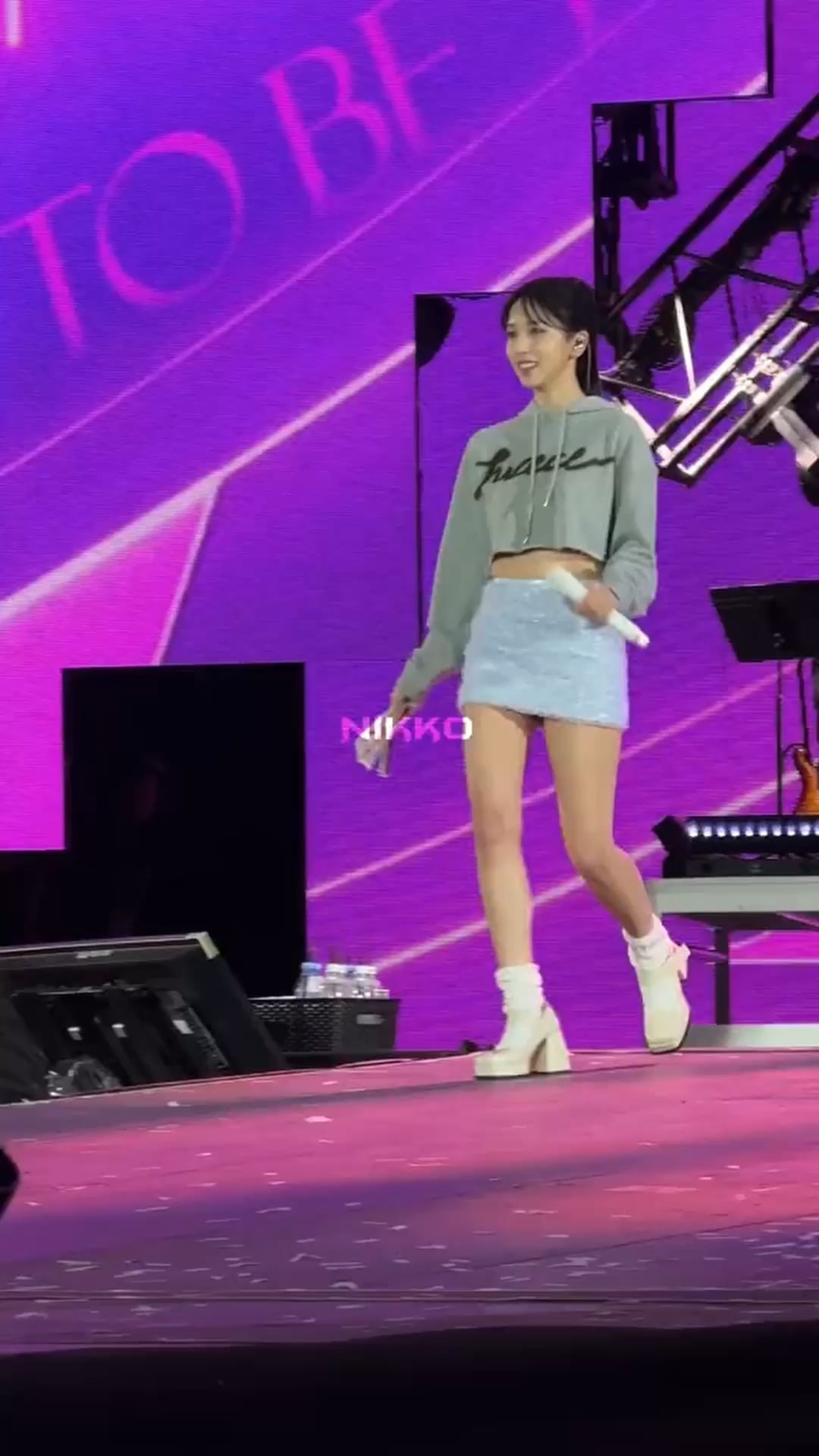 231104 - Mina walking around with her Mina-dollars - MAGMOE