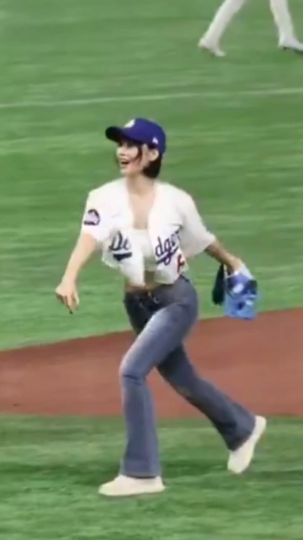 250316 Momo throwing the first pitch ⚾️ - MAGMOE
