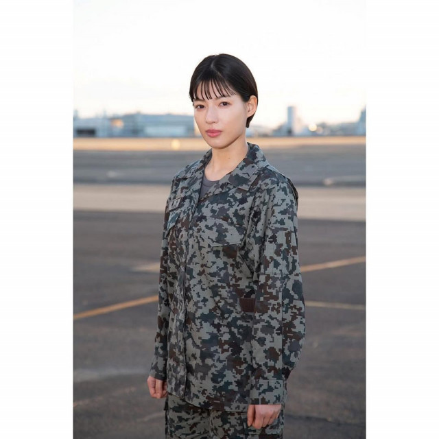 タクシーCMでコミカル演技…26歳女優〝大胆カット〟黒髪ショート姿に大反響「女優魂に感動」「役者って凄いな」「覚悟持ってる」 - dメニューニュース - MAGMOE