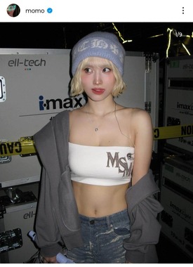 TWICEモモ、「1番好きかも」タンクトップで美ボディ全開 美しいスペインの街並みと: J-CAST ニュース - MAGMOE