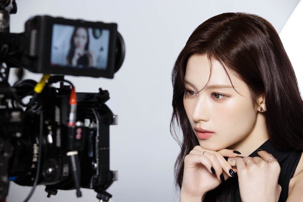 TWICE SANAがまとうYSL新コンシーラー＆リップ 韓国・ソウルの撮影に密着！ - MAGMOE