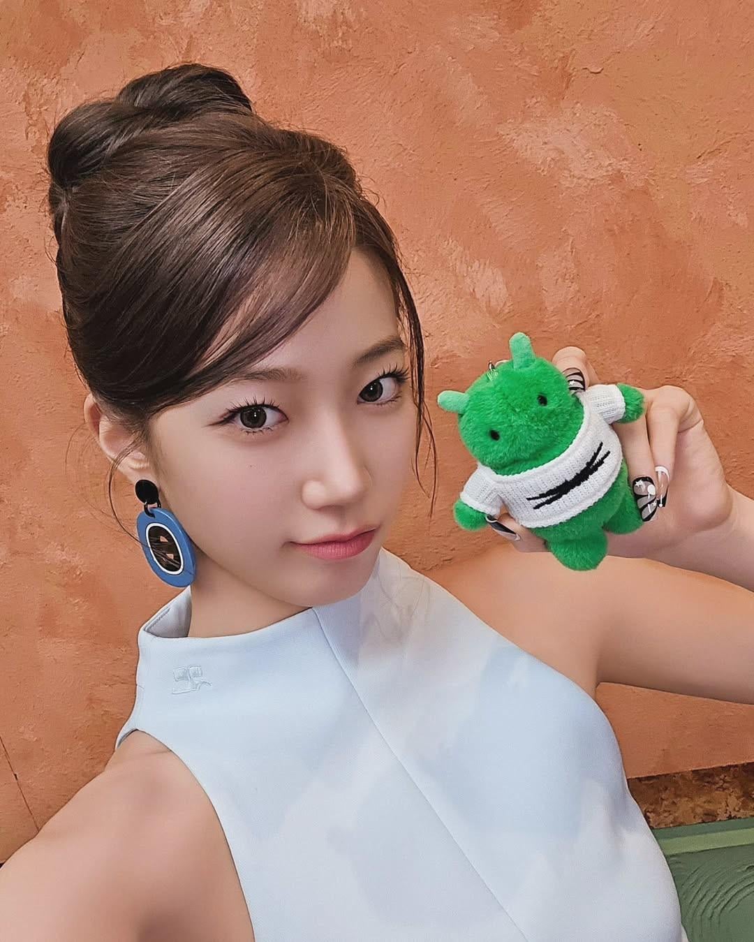 250401 Kazuha Instagramアップデート - MAGMOE