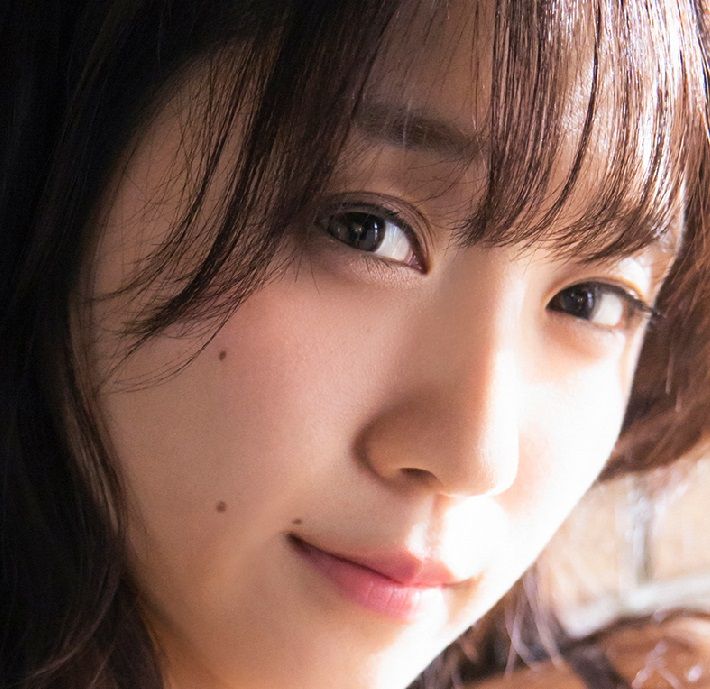 胸元を大胆披露 “女神感”満載のコスプレイヤー 最新デジタル写真集の未収録カット公開 - まいどなニュース - MAGMOE