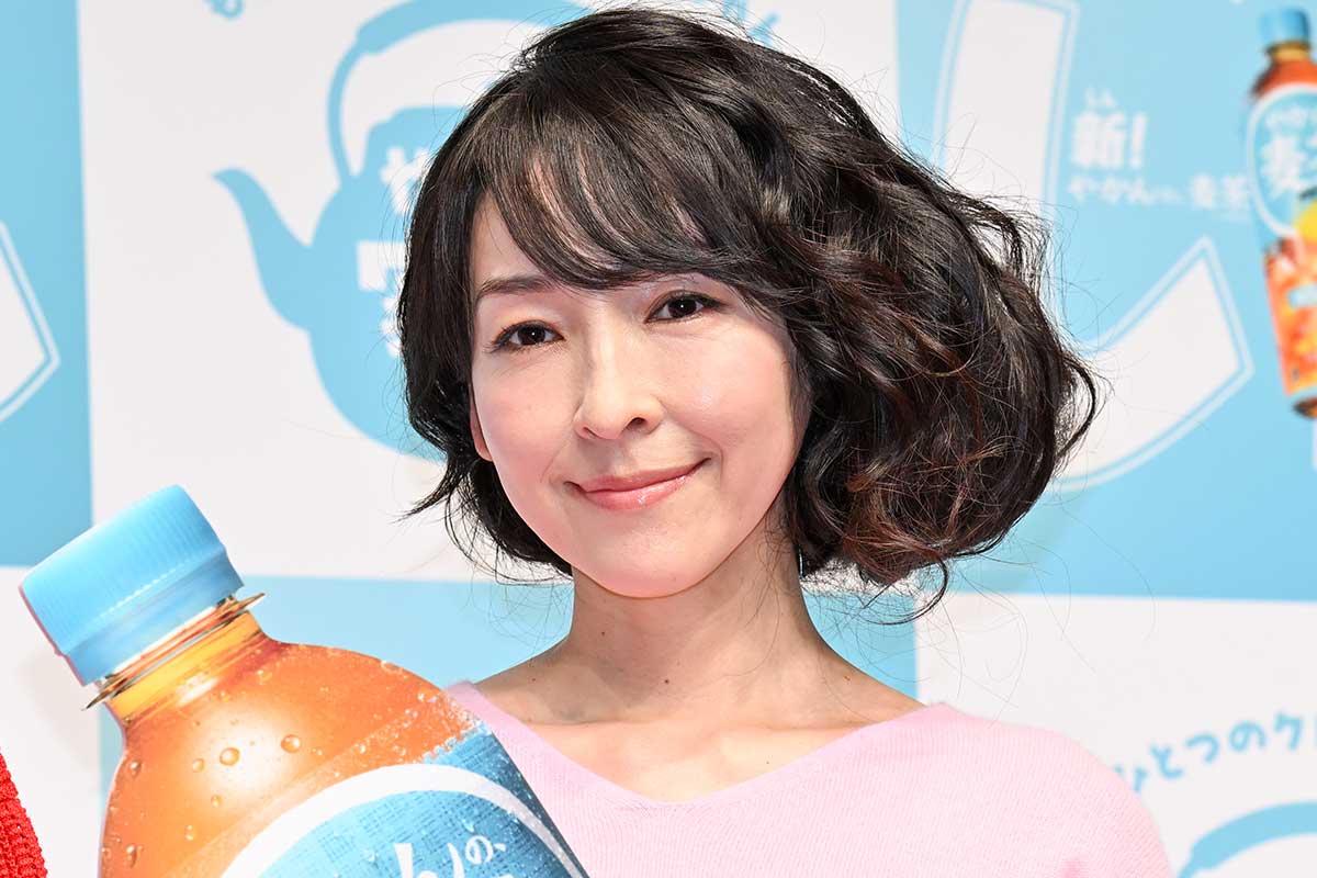 麻生久美子、実写版・野原みさえの役作りでロングヘアをカット「私から提案させていただきました」 | ENCOUNT - MAGMOE