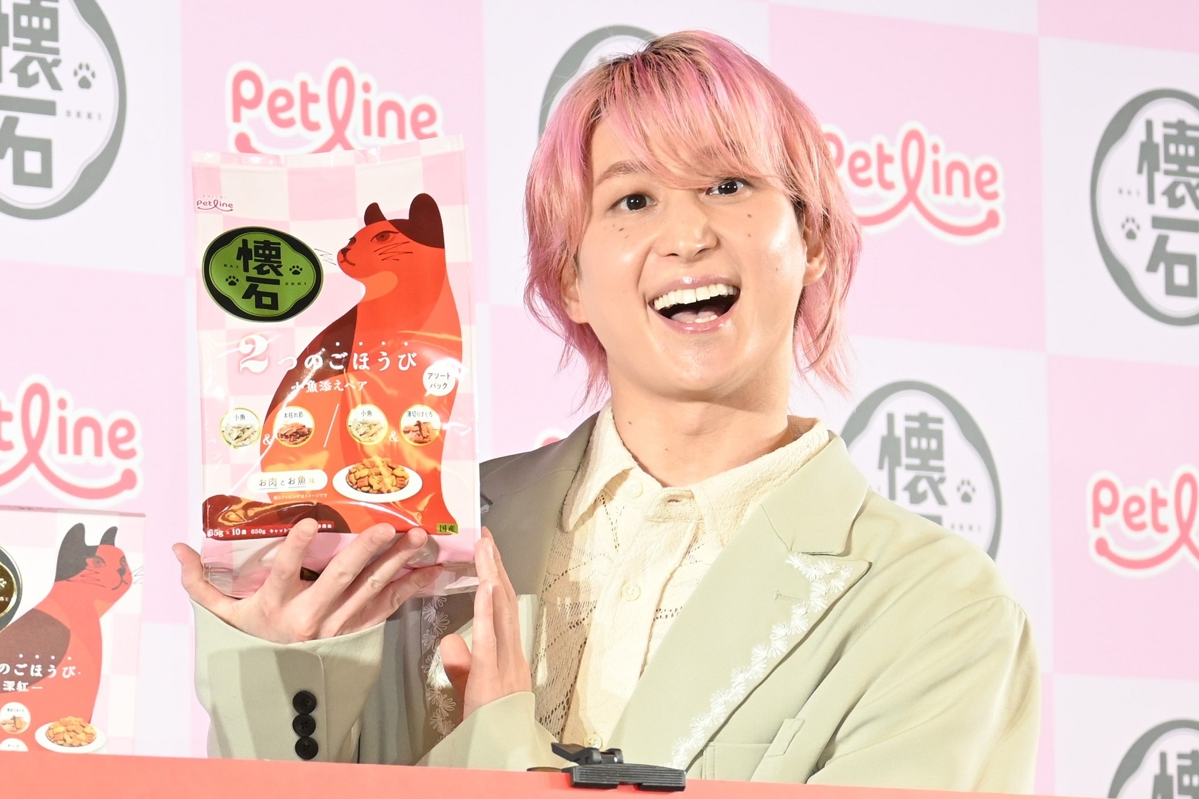 Snow Man佐久間大介 愛猫ツナ&シャチとの「相思相愛」の日常明かす!「人類にとどまらないのが佐久間の魅力」 | 推しが見つかる!ダンス&ボーカルグループ専門情報サイト|トピクル - MAGMOE