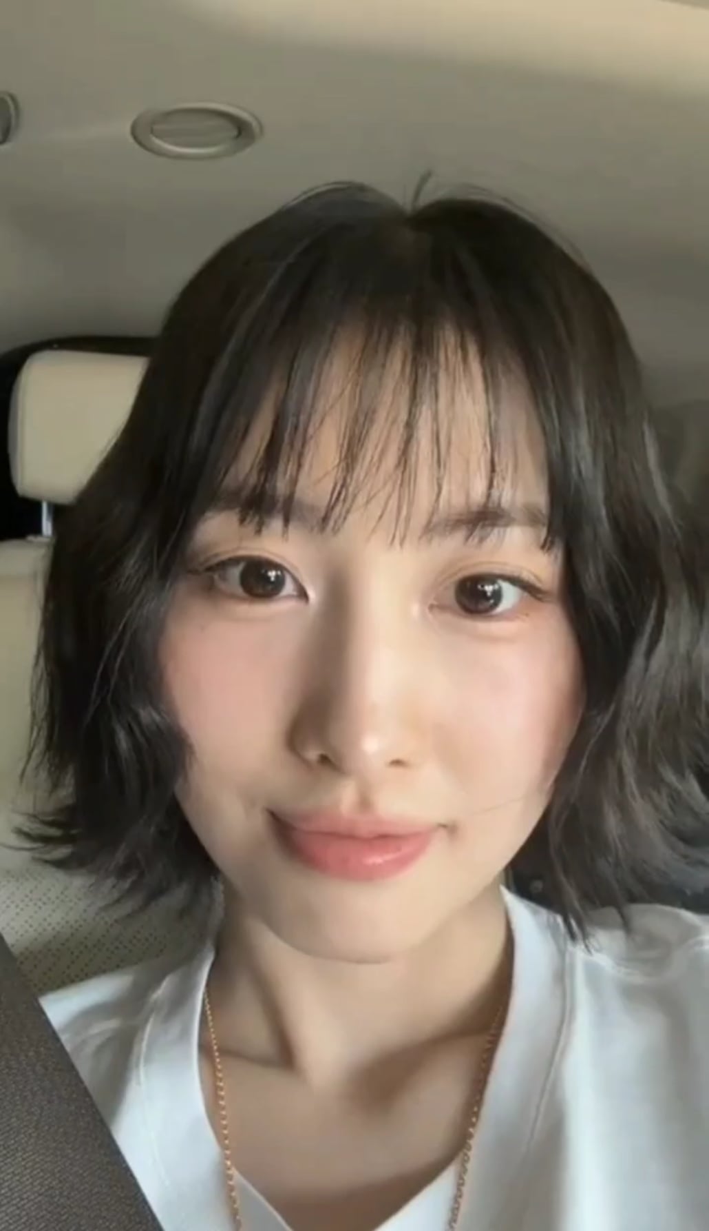 250421 Momo looking beautiful - MAGMOE