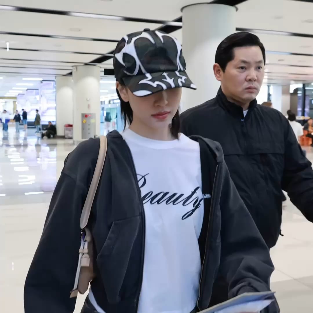 250430 - Mina went back to Korea wearing her name on her shirt - MAGMOE