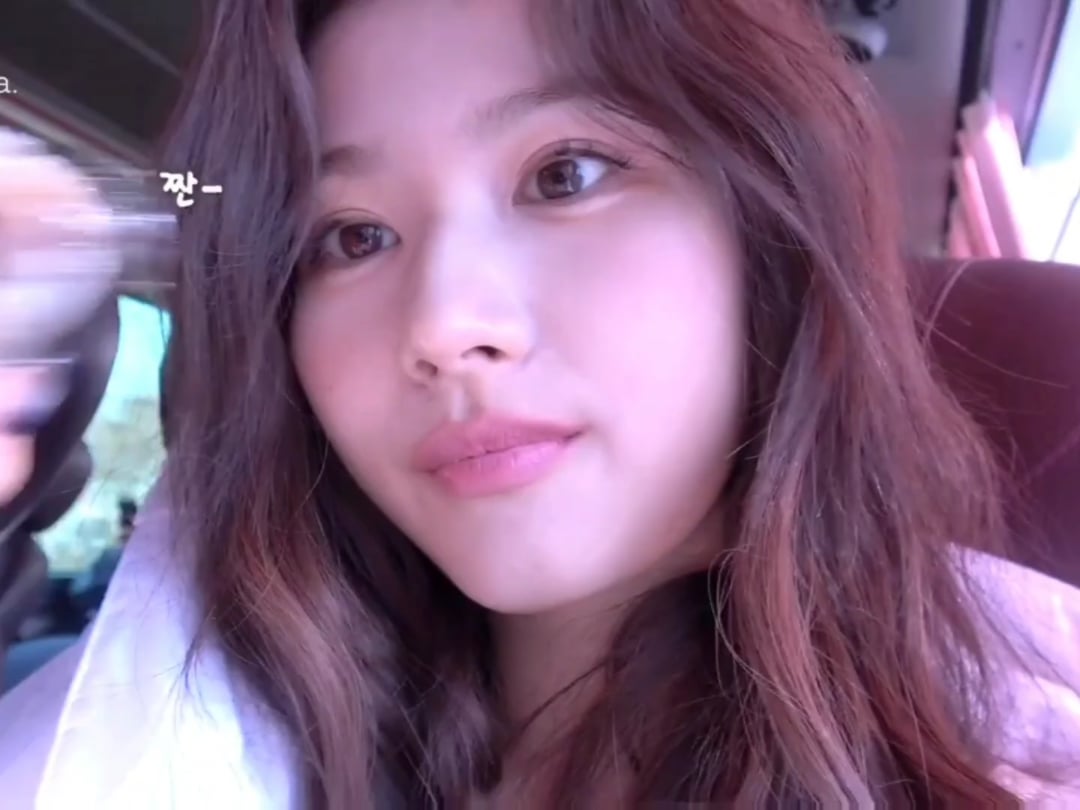 210405 Sana enjoying her sushi - MAGMOE