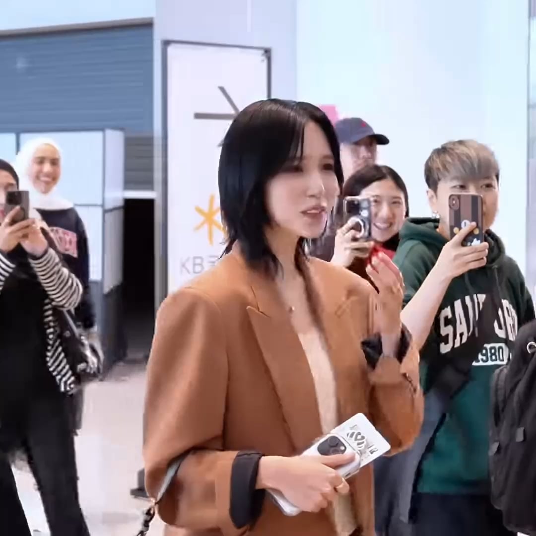 250517 - Mina with the gang signs - MAGMOE