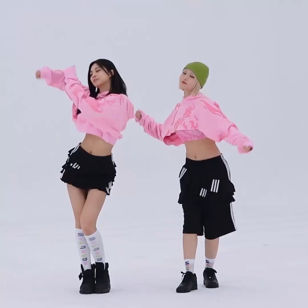 241220 - Momo and Tzuyu dancing, HAPPY TZUYU DAY - MAGMOE