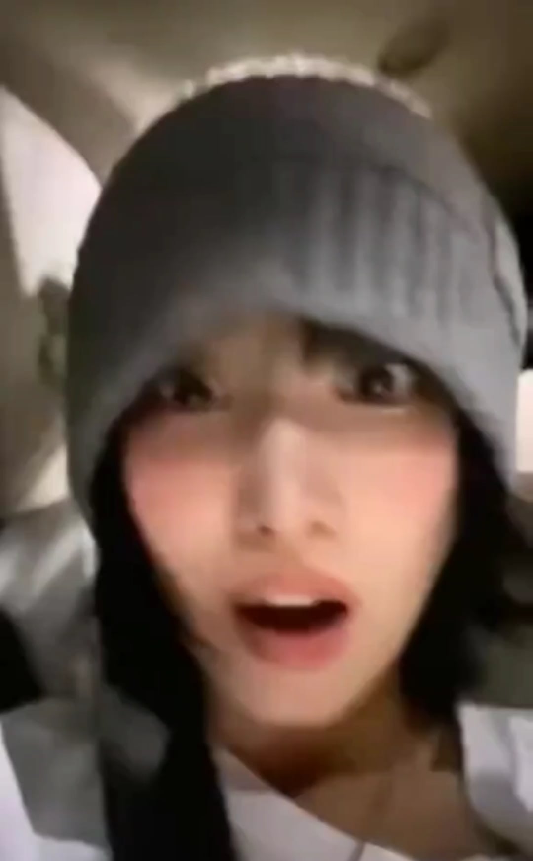250615 Momo surprised by the rain - MAGMOE