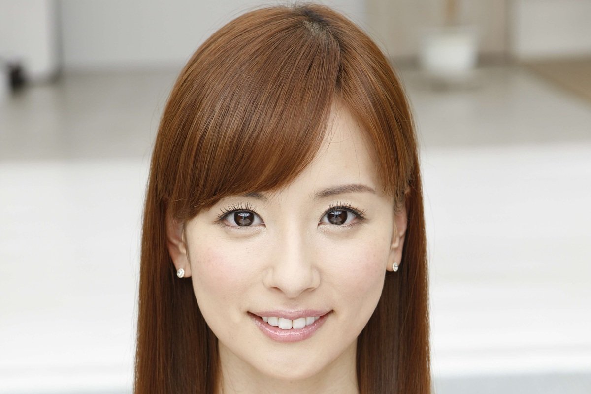 41歳・皆藤愛子アナ 爽やかノースリ白ワンピ姿にSNS歓喜「天使か」「超絶可愛い」「いつも若々しい」 1か月あたりのファッション＆美容費用も紹介 | LIMO - MAGMOE