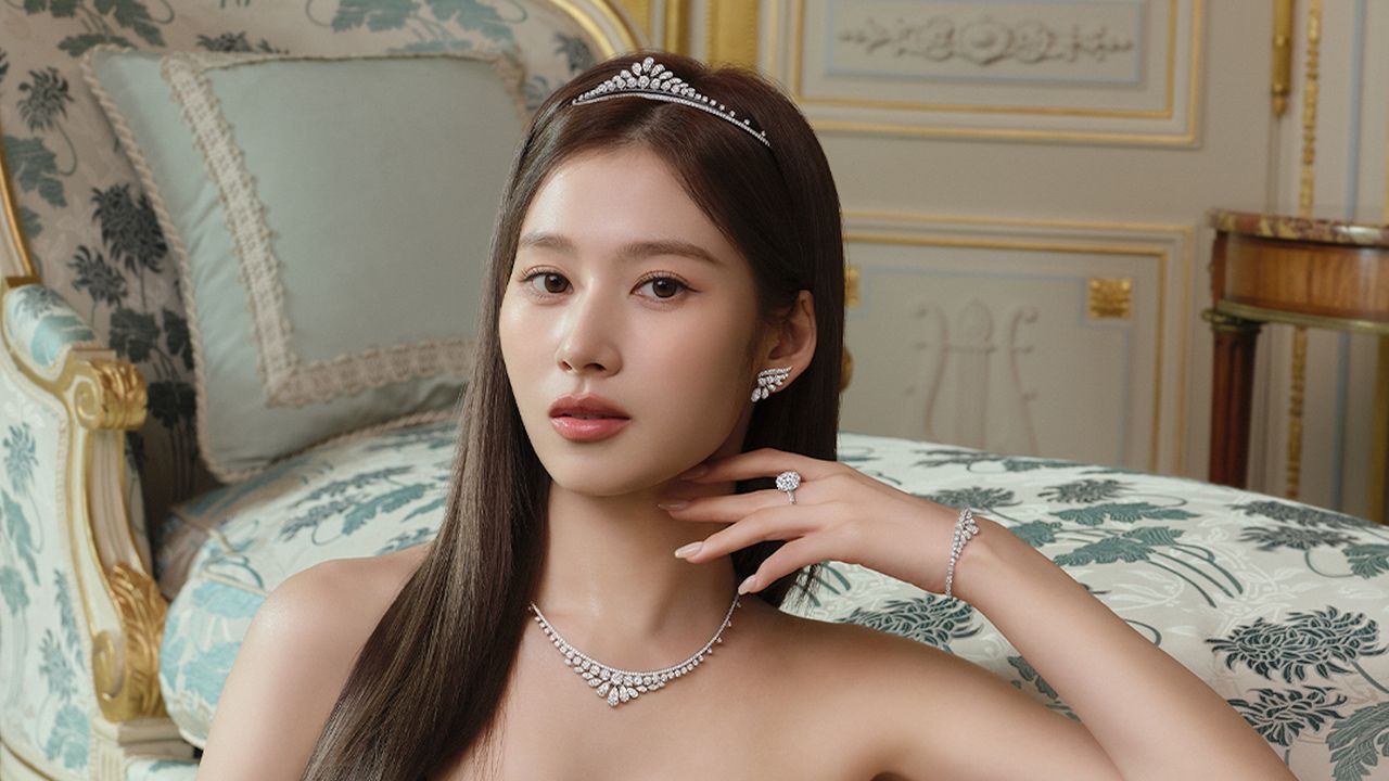 TWICEのSANAがパリで魅せる、グラフの最新キャンペーンが公開。極上ハイジュエリーを纏う | Vogue Japan - MAGMOE