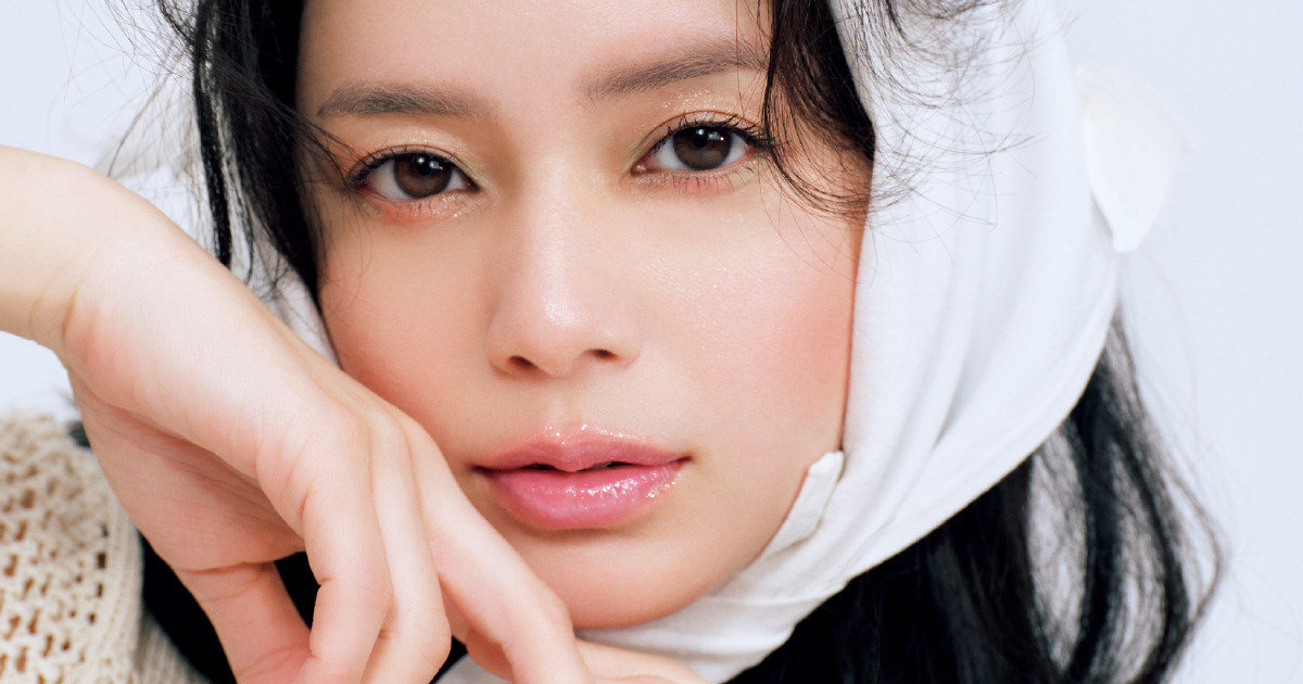 “色を使わない”透明感のまとい方。元ギャルのメイクアップアーティスト・・福岡玲衣さんに学ぶ、盛れるニュアンスメイク | マキアオンライン | 美容雑誌『MAQUIA（マキア）』公式ビューティ ...
