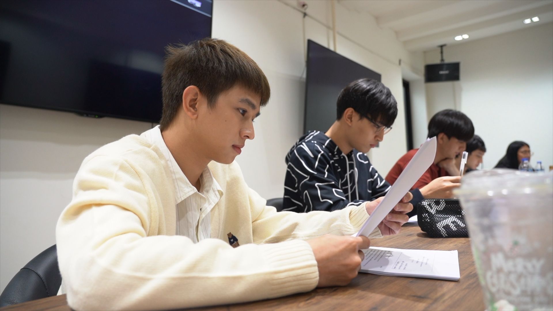 いま話題の俳優！フルーク=ナタット・シリポントーンがもう1人の自分を見つける驚きの方法とは？『... | Lemino ニュース - MAGMOE