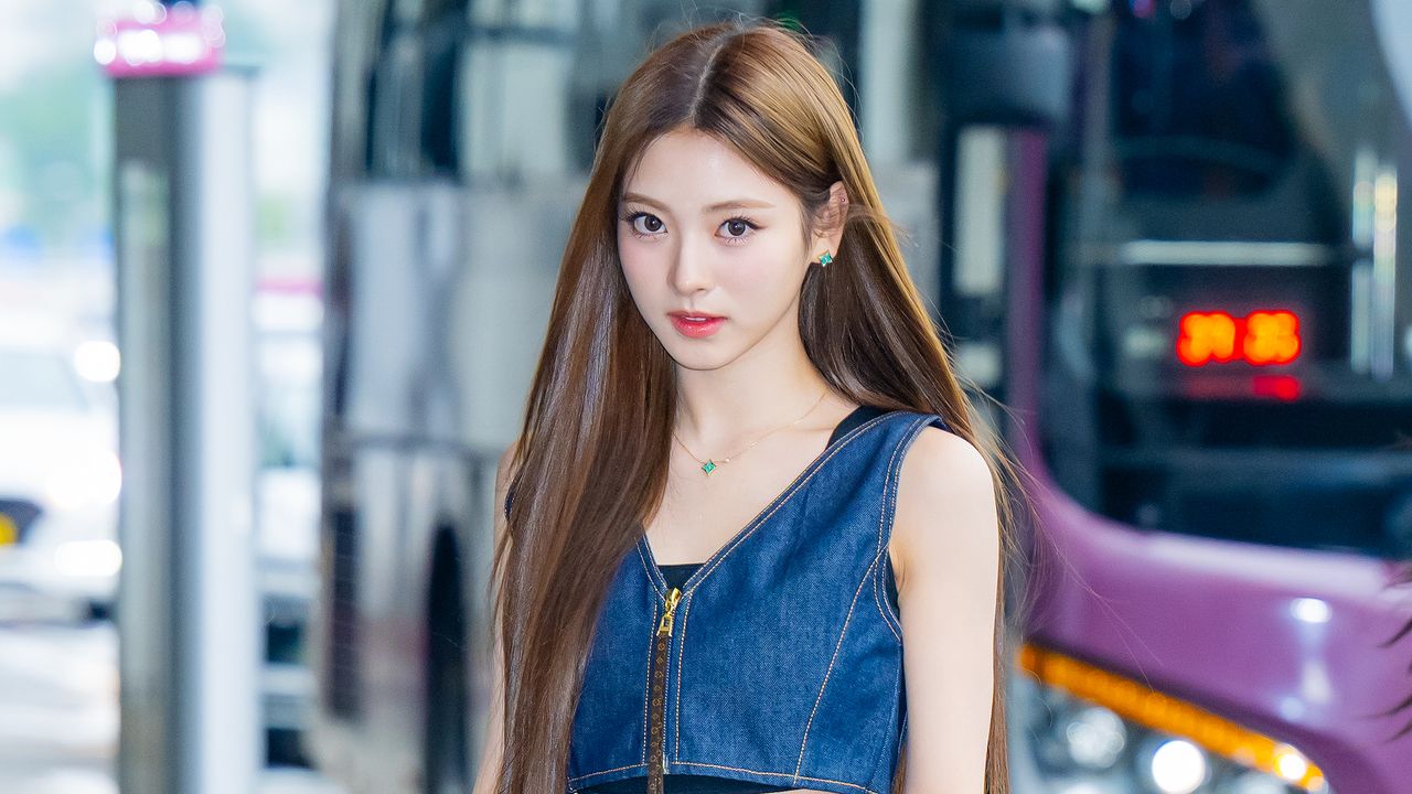 2025年夏のトレンドデニムは？ お手本にしたいK-POPアイドルたちの最旬ルック集 | Vogue Japan - MAGMOE