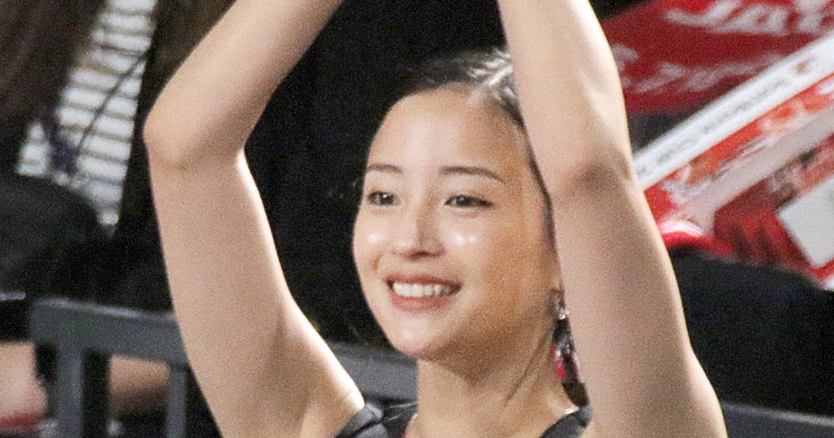 広瀬すず 男子バスケットボール代表をノリノリで熱烈応援！アリーナで誰よりも輝いていた女優オーラ | FRIDAYデジタル - MAGMOE