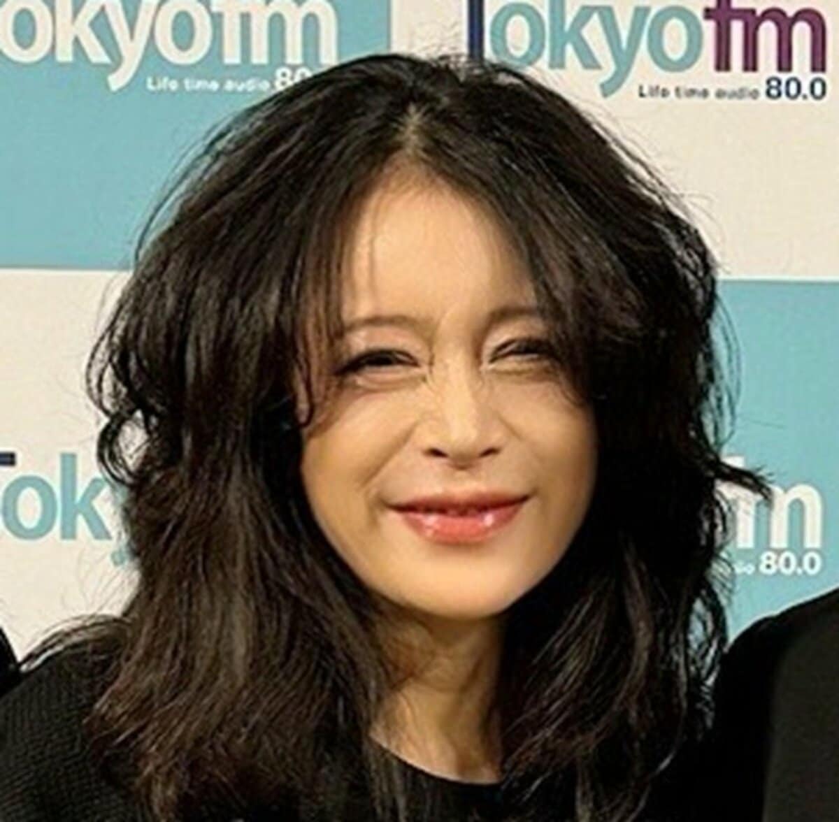 中森明菜 美スタイル際立つ黒ドレス衣装姿が大反響「美しすぎてうっとり」「令和の明菜良すぎる」「麗し…」 インスタ開設→フォロワー10万人超！ファッション費についても解説 | LIMO - MAGMOE