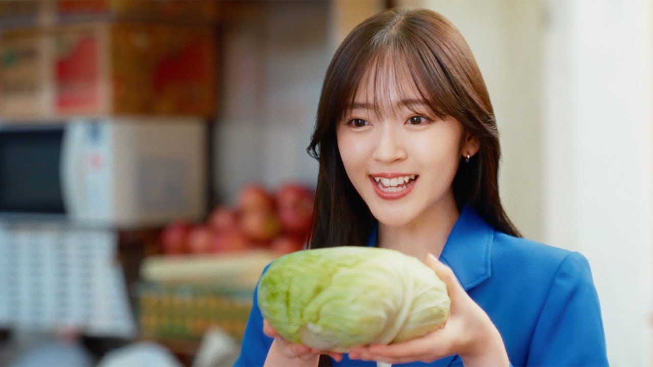 鈴木愛理、キャベツを持って笑顔で歌う！ 華やか青ジャケット姿で登場 J-FLEC新TVCM「J-FLECに相談だ」編 - MAGMOE