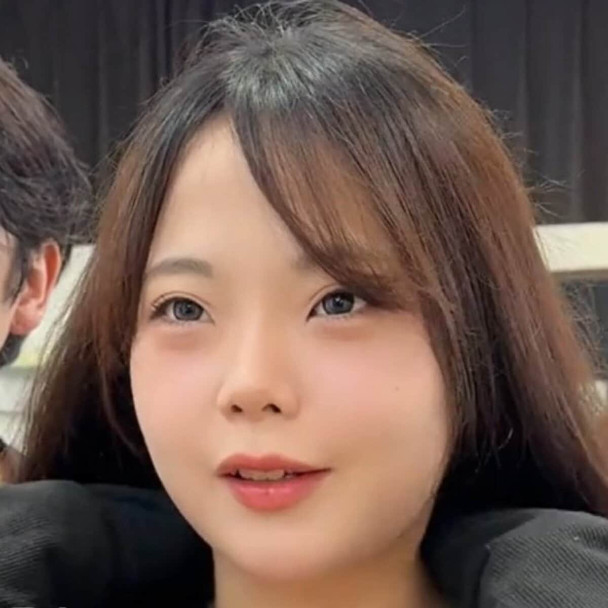 肩幅と髪の癖に悩む女性が中学生ぶりに「ボブ」にイメチェン！素敵な仕上がりに笑顔あふれる 理想の仕上がりに思わず「えぇやばぁい」 | LIMO | くらしとお金の経済メディア - MAGMOE